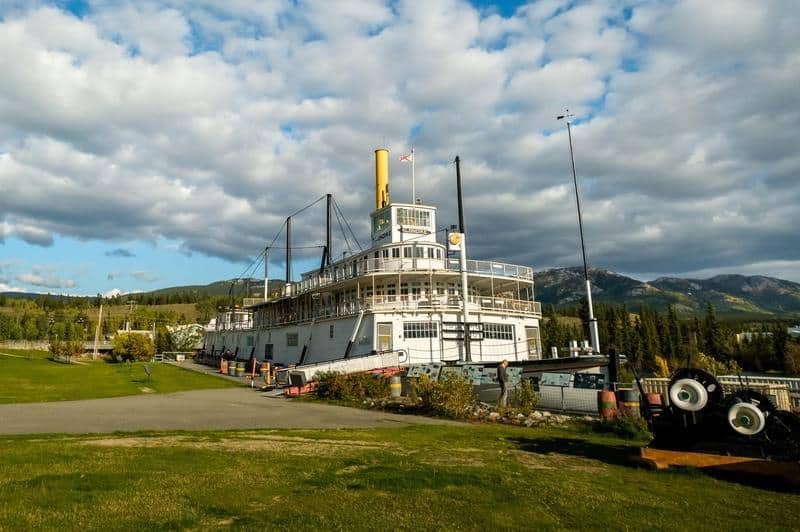 Yukon Deluxe Autumn Northern Lights | Discover Canada Tours